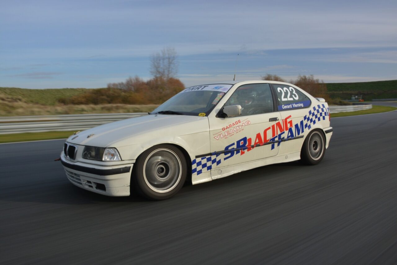 Zieltjes winnen voor BMW Compact Cup op spekglad Circuit Zandvoort ...